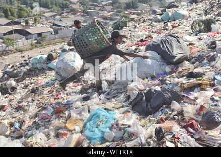 Bekasi, Indonesia. 11th Sep, 2019. Scavengers sort and collect plastics ...