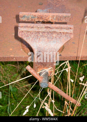 Old rusted iron bench vice sitting on an old workbench Stock Photo - Alamy