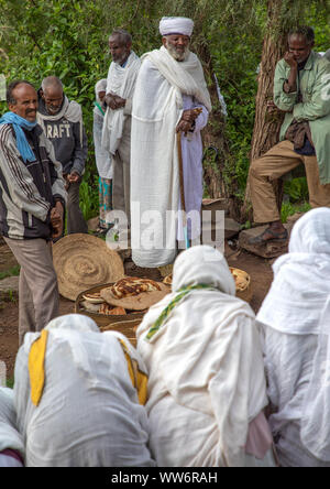 Eritrean priest celebrating the end of fasting in enda mariam orthodox ...