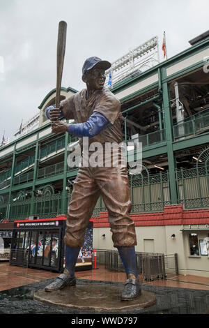 ernie banks statue at wrigley field Chicago Illinois USA Stock Photo ...