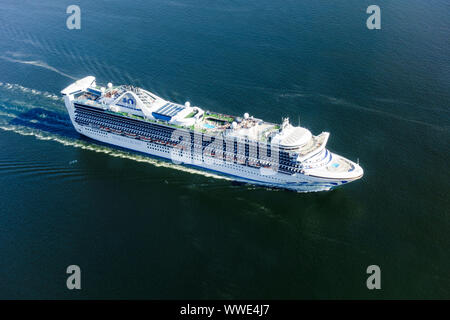 Princess Cruises Grand class cruise ship Grand Princess arriving at ...