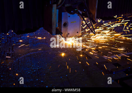 Laser cutting with sparks close up Stock Photo: 71512569 - Alamy