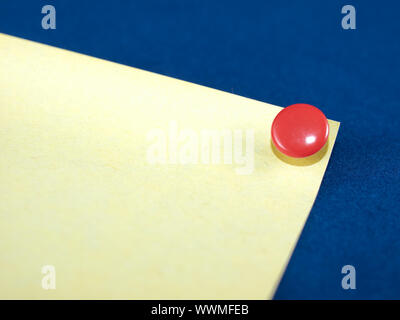 A post-it note on a board whith a thumbtack Stock Photo - Alamy