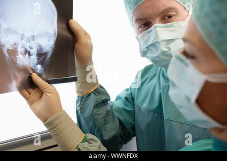 Skull of a man 35-40 years old killed with bone arrows. 3500 BC ...