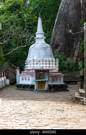 Stupa, Mulkirigala Raja Maha Vihara, rock temple, Mulkirigala, Sri ...