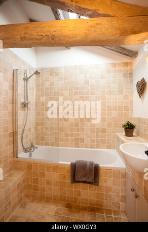 Beautiful contemporary bathroom Stock Photo - Alamy