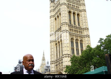 John Pienaar (BBC News deputy political editor) on College Green ...