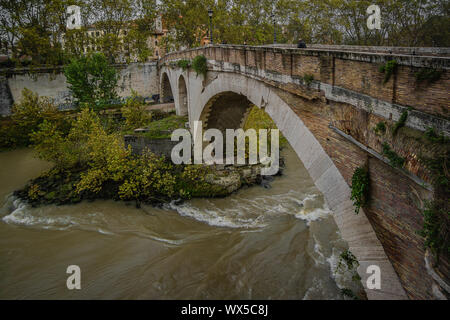 The Pons Fabricius (Ponte Fabricio): the oldest original bridge in Rome ...