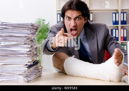 Injured businessman working in the office Stock Photo - Alamy