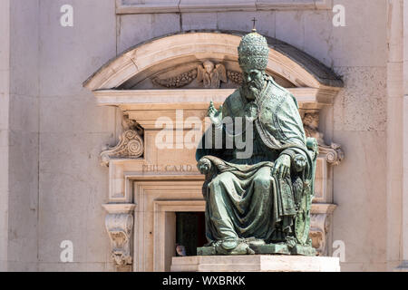 Statue of Pope Sixtus V Stock Photo - Alamy