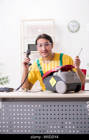 professional repairman fixing vacuum cleaner Stock Photo - Alamy