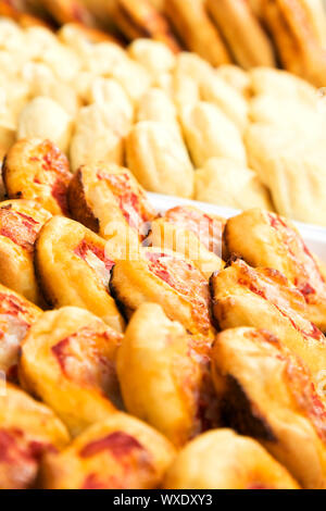 row of small pizzas in a grocery store Stock Photo - Alamy