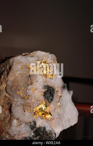 Crystalline gold in quartz, crystalline gold nugget, erosion deposits ...