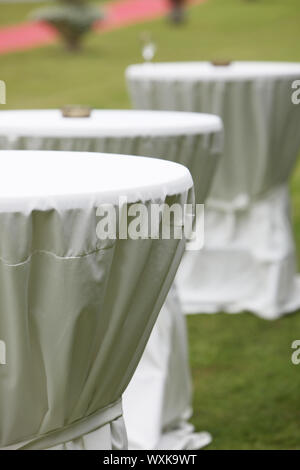 empty round tables and cloth in cafe Stock Photo - Alamy