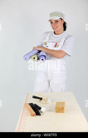 Decorator preparing to wallpaper a room Stock Photo - Alamy
