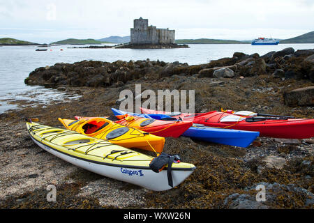 Kayaks y Castillo de Kisimiul. Castle Bay. Isla Barra. Outer Hebrides ...