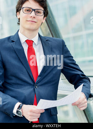Junior executive dynamic working outside of her office Stock Photo - Alamy