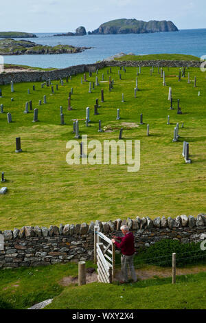 Cementerio junto a playa Bostadh (Cemetery nearby Bostadh Beach). Great ...