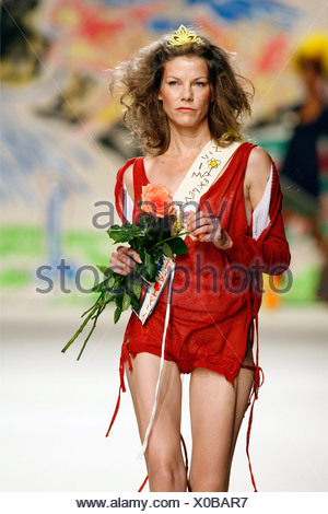 Sara Stockbridge model wearing Vivienne Westwood on the catwalk with ...