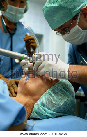 Anesthesiology in the operating room when initiating intubation Stock ...