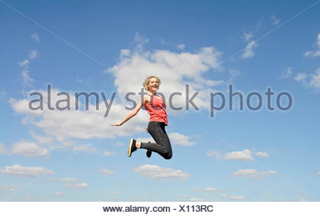 Frau macht Freudensprung Stock Photo: 168963539 - Alamy