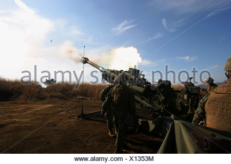 Soldiers firing the M777 howitzer cannon Stock Photo: 105722990 - Alamy