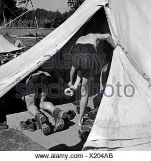 Im Lager der Hitlerjugend-Kompanie aus Franken im Zelt, wo die Schuhe ...