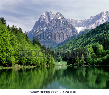 Riessersee lake in spring, Garmisch Partenkirchen, Werdenfelser Land ...