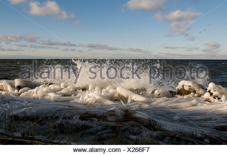 Ijsvorming en opspattend water tegen de ijsselmeerdijk Stock Photo ...