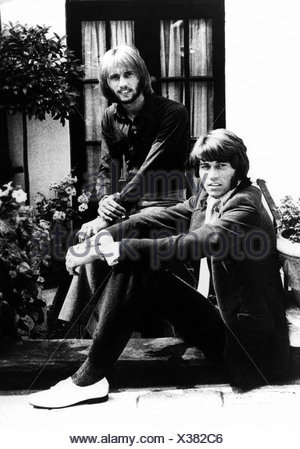 BARRY GIBB ( BEE GEES ) with his Brother ANDY GIBB Grammy Awards New ...