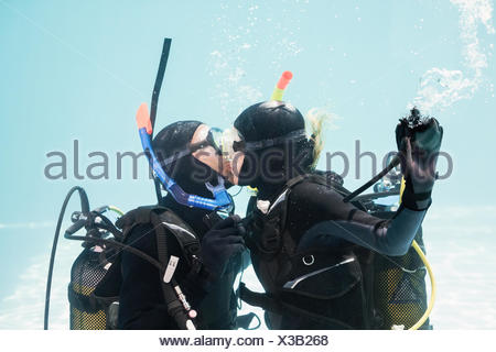 Couple kissing underwater while scuba diving Stock Photo: 98601747 - Alamy