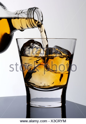 Pouring Bourbon whiskey into glass Stock Photo: 132937186 - Alamy