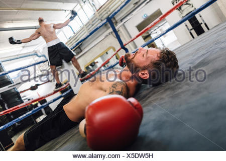 Boxer knocked out in a boxing ring Stock Photo: 176096140 - Alamy