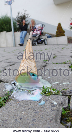 falling down ice-cream cone Stock Photo - Alamy
