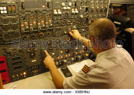 B747 200 Cockpit Flight Engineer Flugingenieur Schalttafel Stock Photo ...