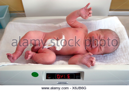 baby boy on weight scale Stock Photo: 39437651 - Alamy
