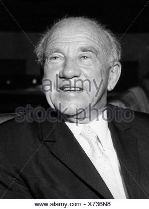 Portrait of Werner Heisenberg (1901 -1976), German theoretical Stock ...