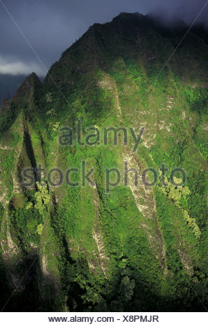 The cliffs of the Koolau Mountains on the Windward side of Oahu Stock ...