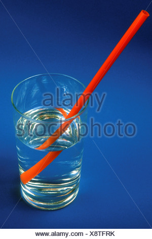 Optical Displacement of Straw in Glass of Water Stock Photo - Alamy