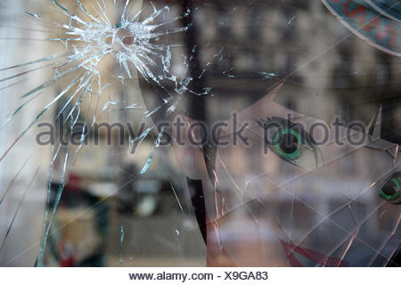 Shattered store window, close-up Stock Photo: 15096149 - Alamy