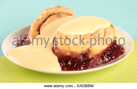 JAM ROLY POLY DESSERT WITH CUSTARD Stock Photo: 60047150 - Alamy