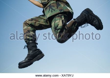 Army soldier jumping Stock Photo: 14577273 - Alamy