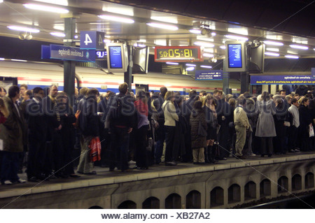 Crowded platform at London Bridge train station, UK Stock Photo ...