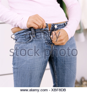 detail of woman zipping up her jeans Stock Photo: 5442007 - Alamy
