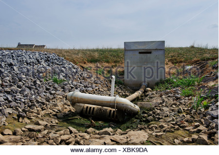 SKIMMER OUTLET STRUCTURE T0 REMOVE CLEAN SURFACE WATER FROM SETTLING ...