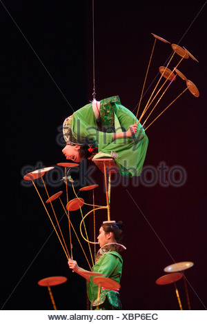 Chinese artists juggling dishes Stock Photo: 16638195 - Alamy