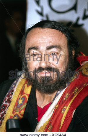 Luciano Pavarotti Opera singer in Manchester July 1991 Stock Photo ...