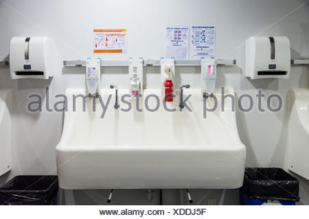 Surgical wash station, Scrub taps and soap dispensers in an operating ...