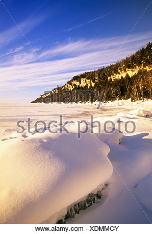 The Niagara Escarpment in winter, along the Georgian Bay shoreline at ...