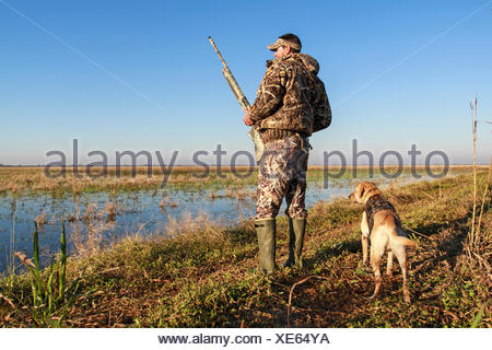 man and his dog duck hunting Stock Photo - Alamy